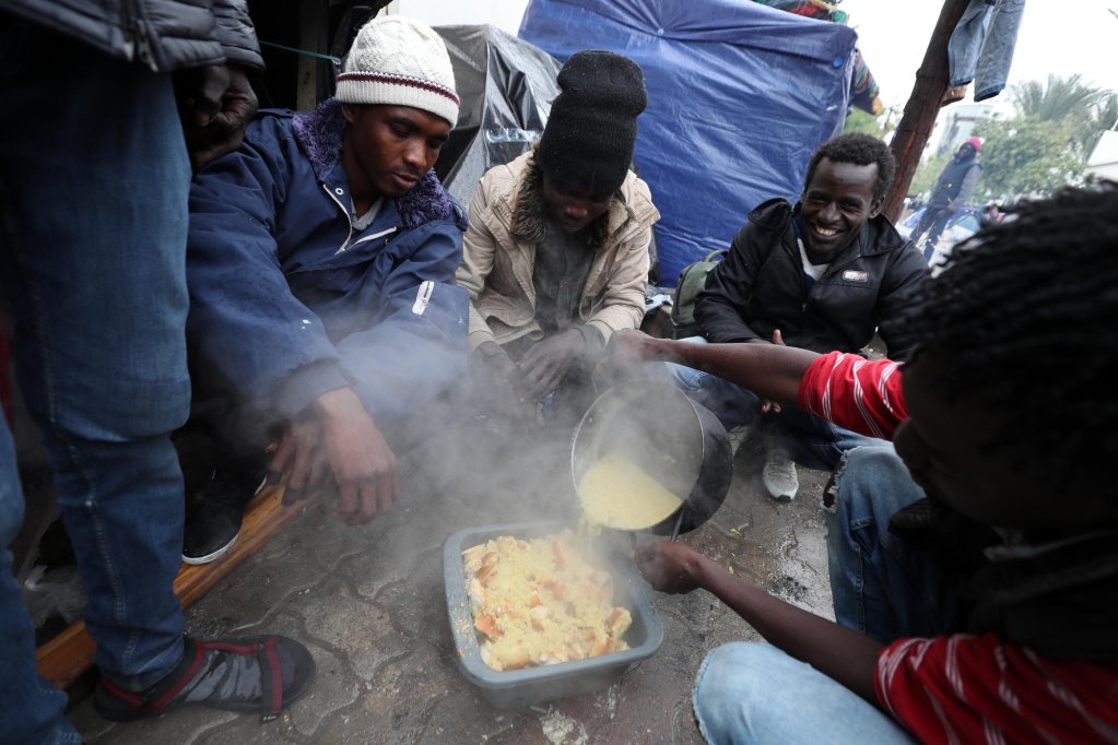 IOM distributes food to stranded migrants in Sfax, Tunisia - InfoMigrants