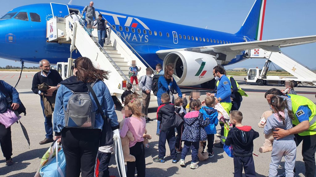 Italy: Ukrainian orphans land in Sicily - InfoMigrants