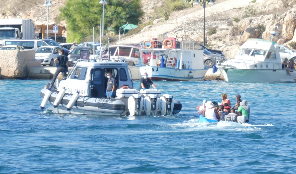 1,400 migrants on Lampedusa, arrivals continue - InfoMigrants