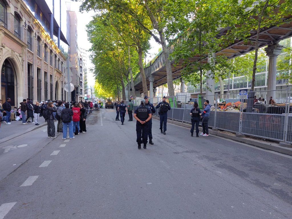 Paris : un campement de plus de 200 migrants évacué par la police - InfoMigrants