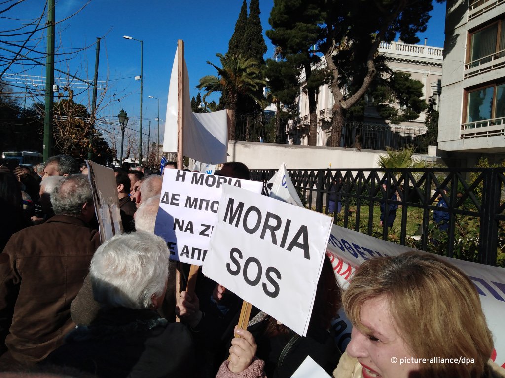 Greek islanders take anti-camp protest to Athens - InfoMigrants