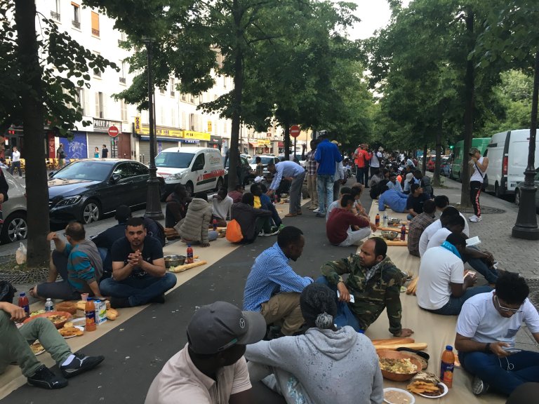 Des migrants partagent un iftar solidaire dans le nord de Paris ...