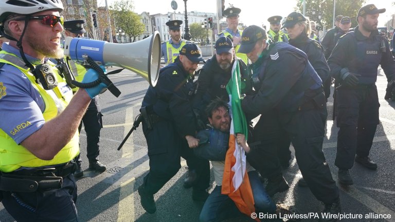 Ireland: 19 arrested following anti-migrant protests in Dublin ...