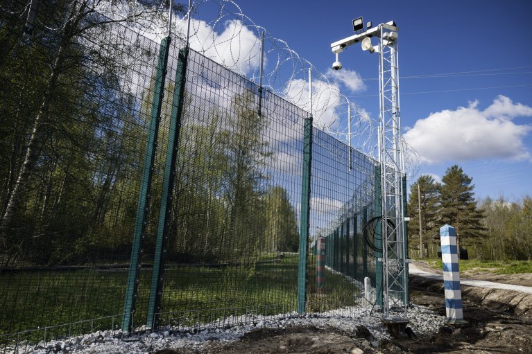 Finland completes first part of fence on eastern border with Russia ...