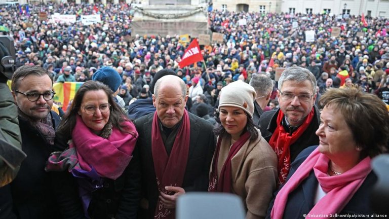 Germany: Scholz, Baerbock attend 'defend democracy' rally - InfoMigrants