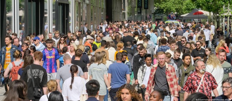 Hit by new record numbers, Germany and EU seek new solutions to ...