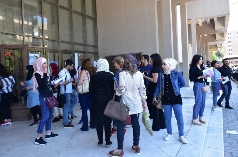 First student of University for Refugees graduates - InfoMigrants