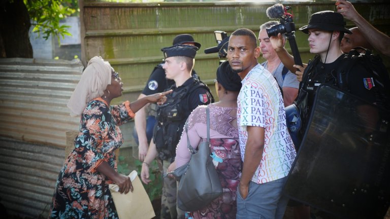 "Ça fait mal de voir ça" : destruction d'un premier "petit bidonville ...