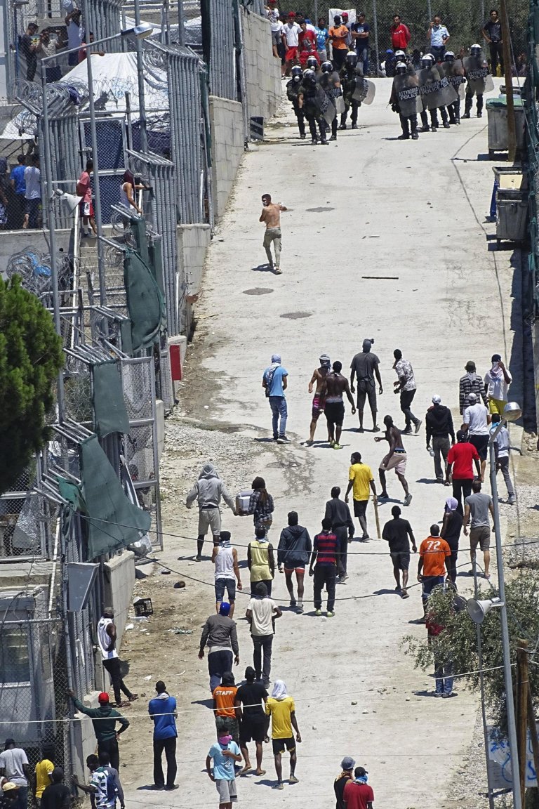 Lesvos grinds to a halt over ongoing refugee crisis - InfoMigrants