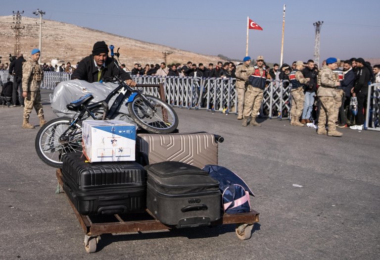 Thousands of Syrians line up at Turkish, Lebanese borders - InfoMigrants