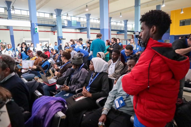 Nearly 100 refugees transferred from Libyan detention centers to Rome ...