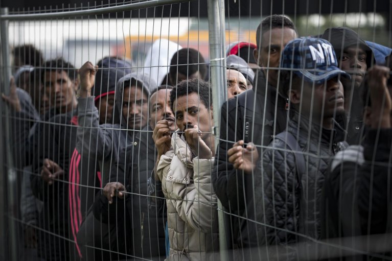 Protests in Paris block migrant reception centre - InfoMigrants