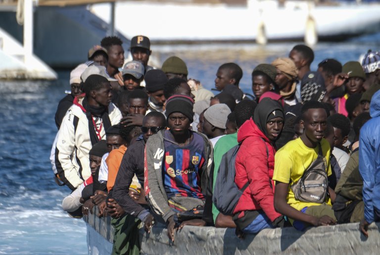 Nearly 250 migrants arrive on Canary Islands in one day - InfoMigrants