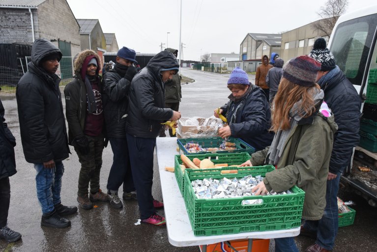 À Calais, l'État distribue quelque 700 repas par jour à la place des ...