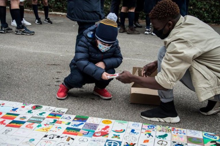Italy: Scouts donate 'peace tiles' to asylum seekers - InfoMigrants