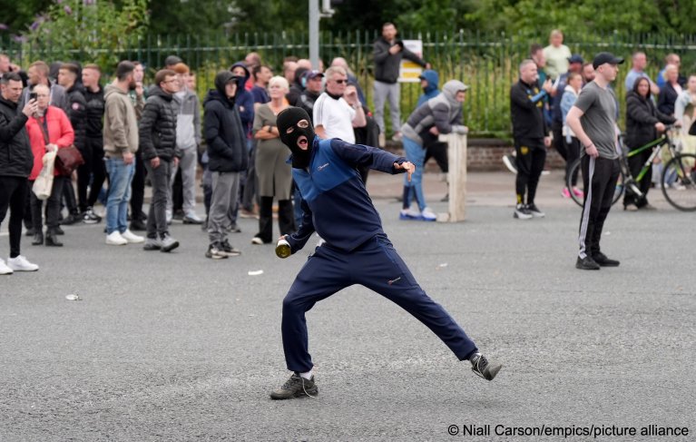Ireland: Police arrest 19 following anti-migrant protests - InfoMigrants