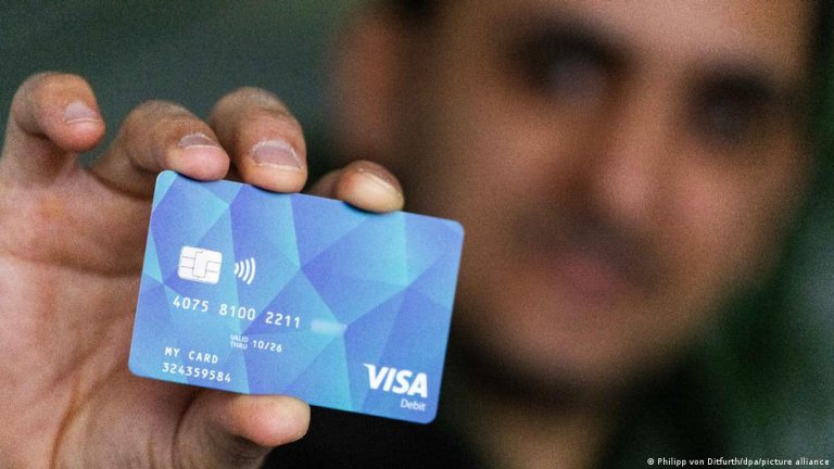 Germany: Hamburg begins issuing Visa cash cards for refugees - InfoMigrants