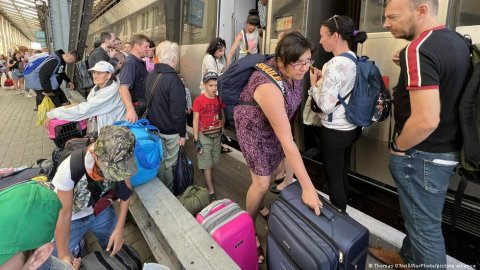 Fact check: Does the EU prioritize Ukrainian refugees? - InfoMigrants