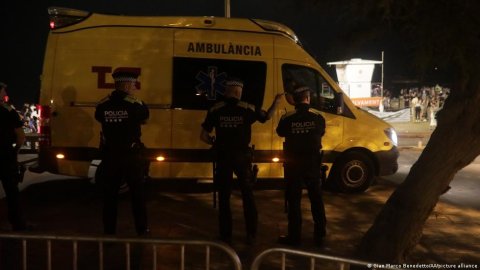 Migrants flee airplane after faking emergency on board to force landing ...